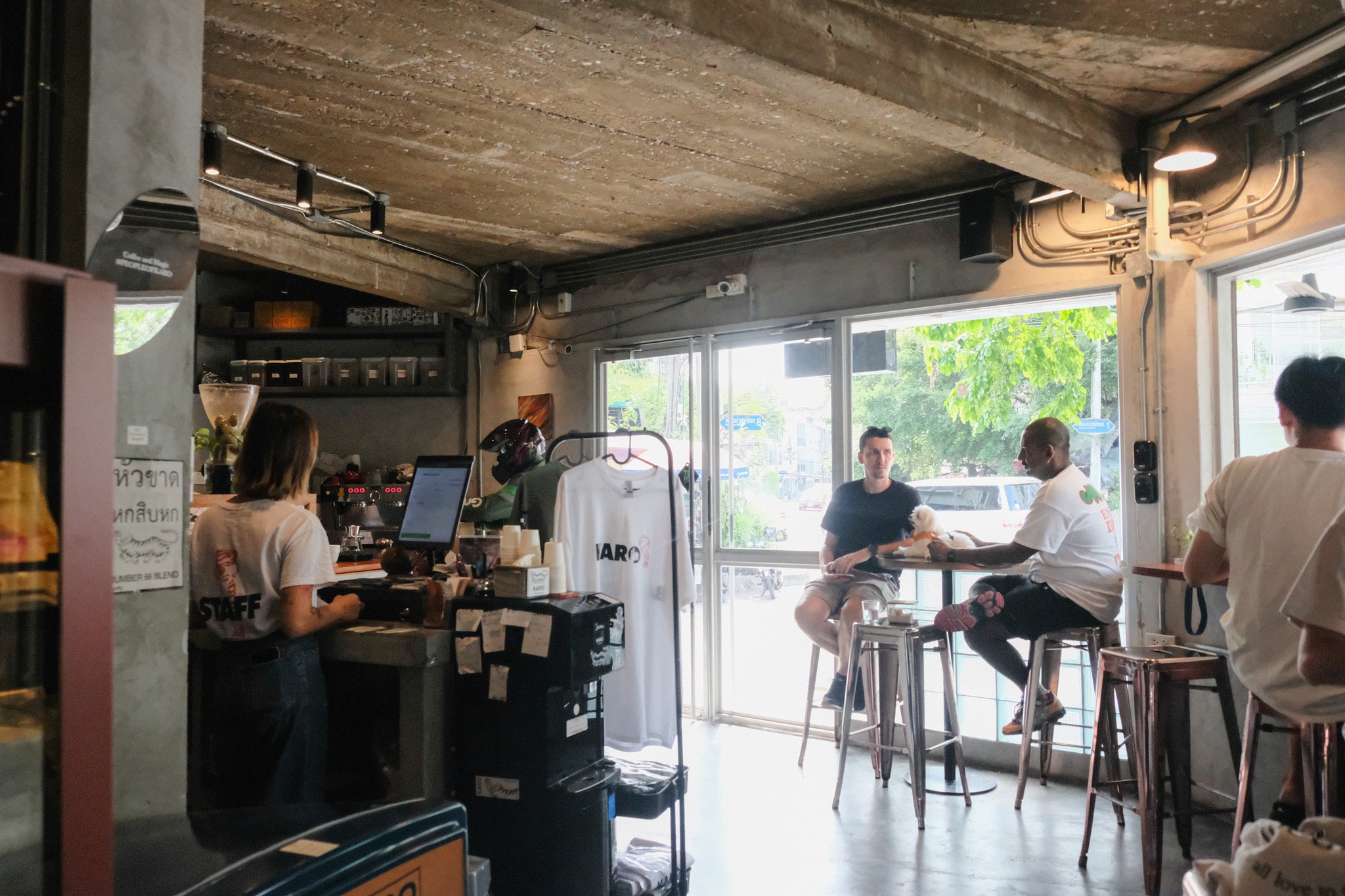 Karo Coffee Roasters ร้านกาแฟย่านปรีดีพนมยงค์ 26 มีโรงคั่วกาแฟ