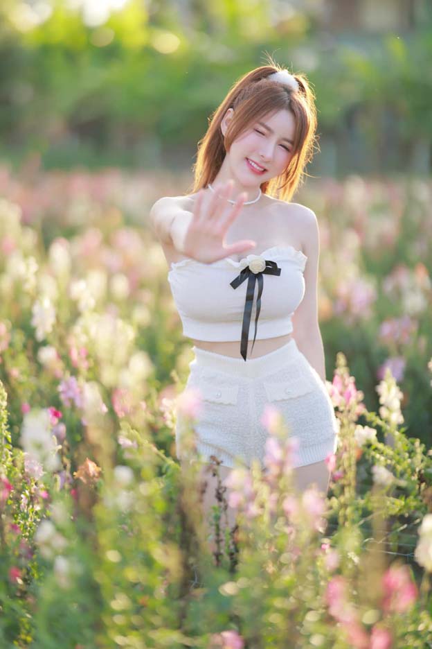 ขนม พิมพ์วิมล กับภาพเซตใหม่ สาดอึ๋ม ออร่ากลางสวนดอกไม้