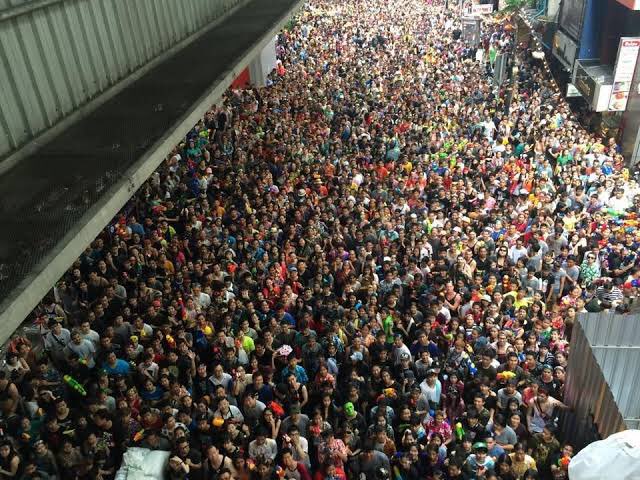 วันสงกรานต์ ที่สีลม 2562 VS 2563 บรรยากาศดูเงียบเหงา